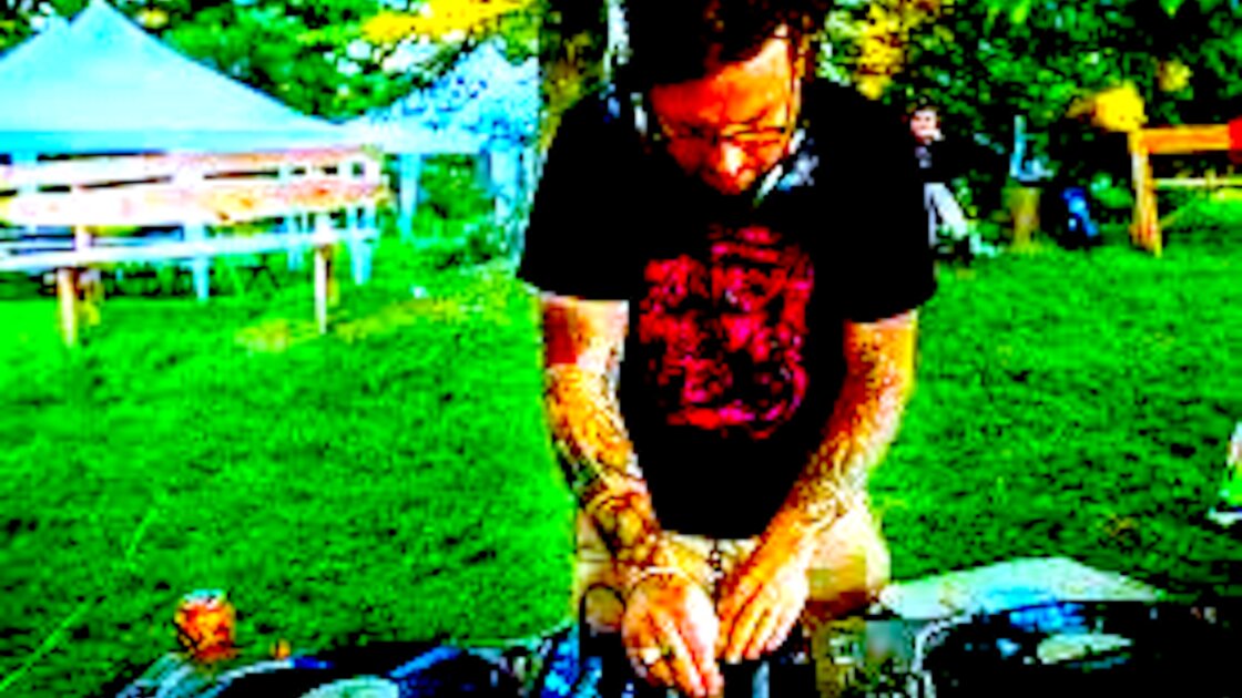 DJ ELBOW KNEE KNEE | Viewcy